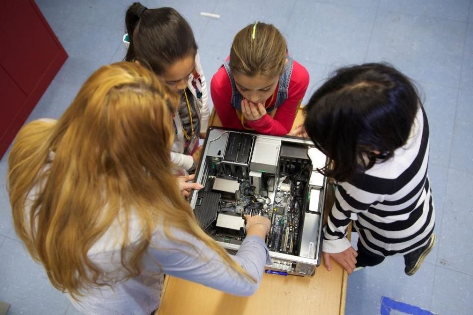 Warum Informatik? - 5 gute Gründe, Informatikerin zu werden - swissICT